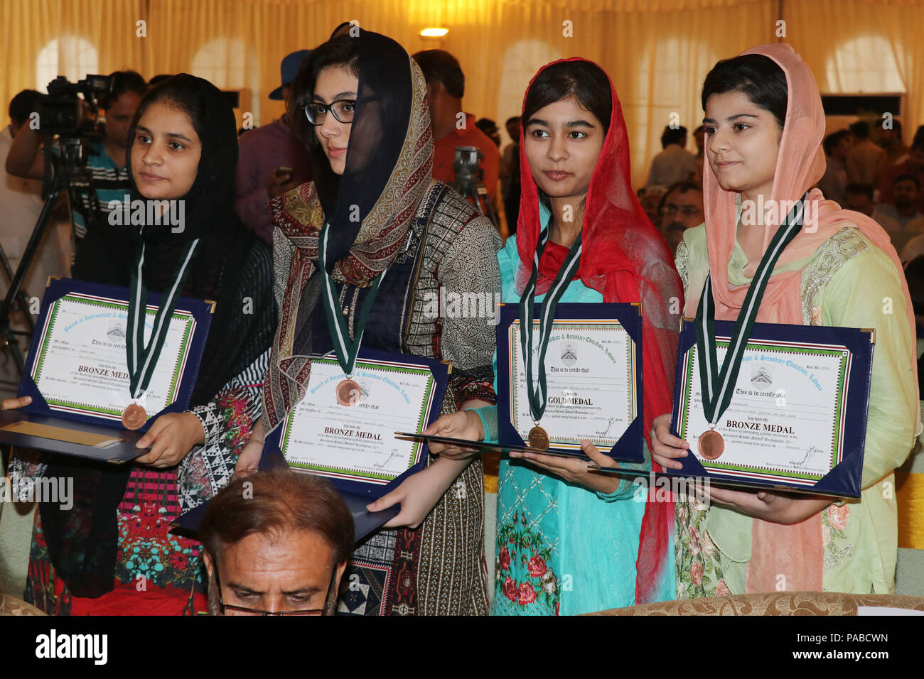 Lahore, Pakistan. 20th July, 2018. Pakistani top students and their ...