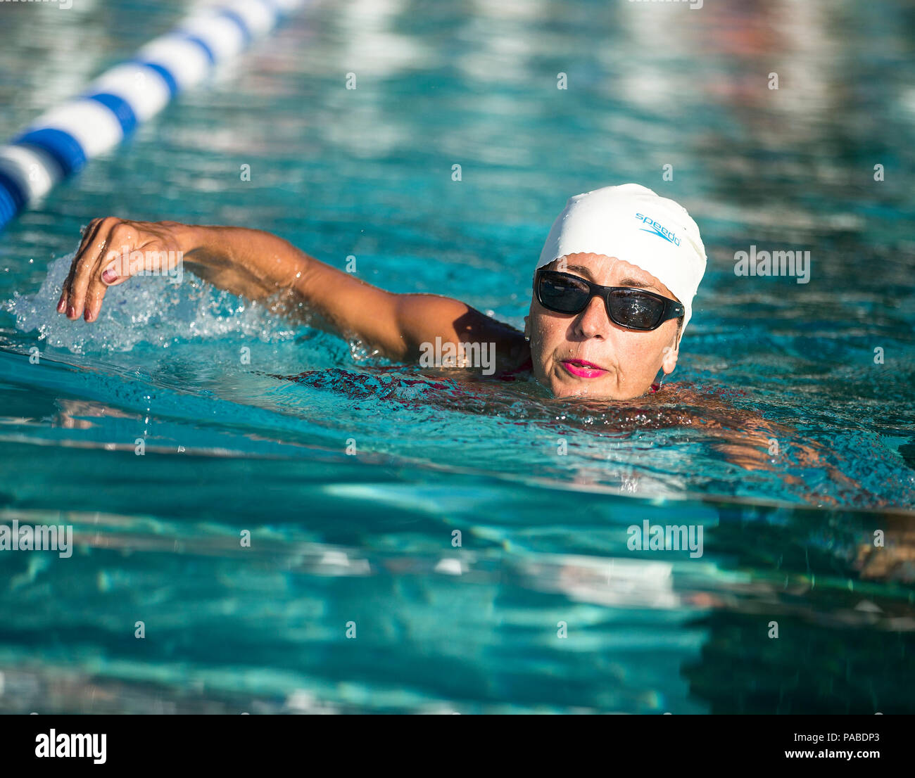 Woman swimming in a swimming pool hi-res stock photography and images ...