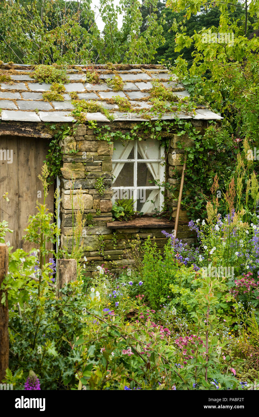 Cottage garden border wildflowers hi-res stock photography and images ...