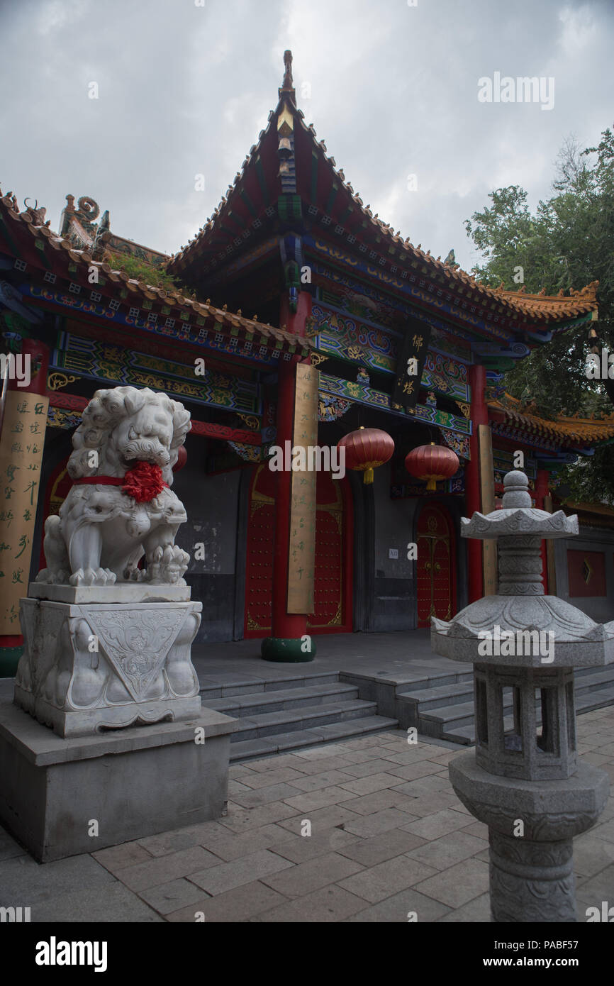 Chinese temple doors hi-res stock photography and images - Alamy