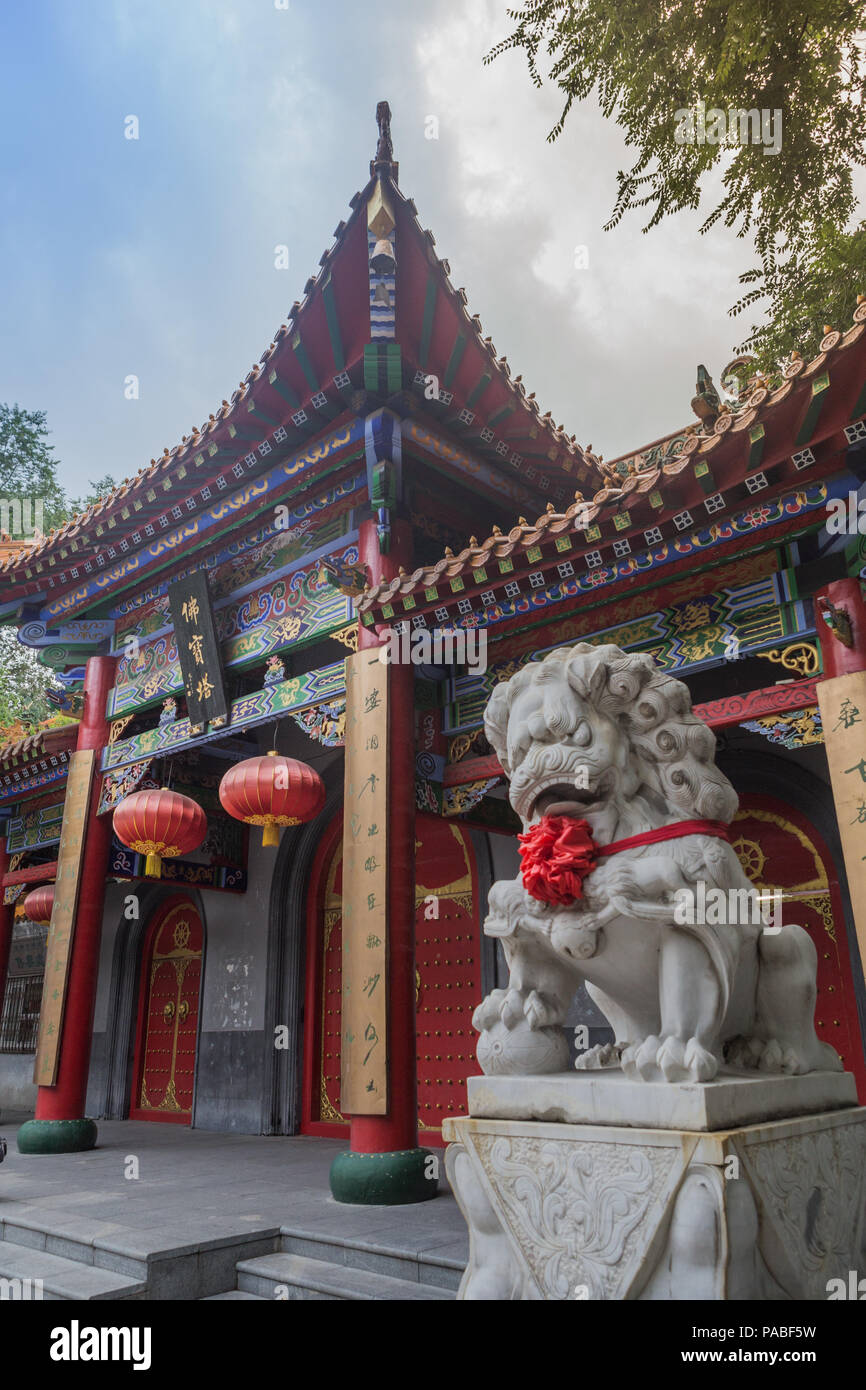 Chinese temple doors hi-res stock photography and images - Alamy