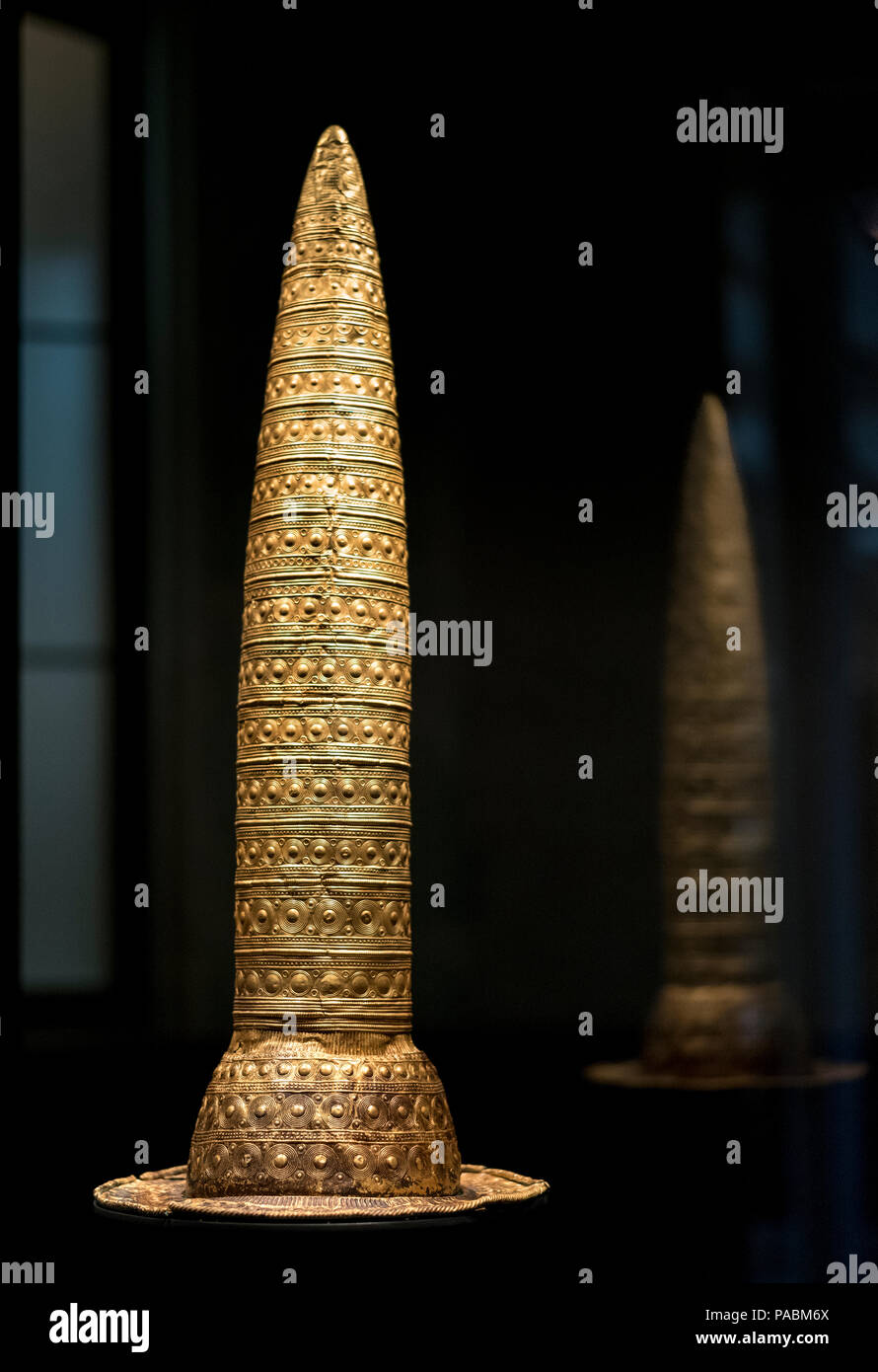 Gold hat berlin hi-res stock photography and images - Alamy