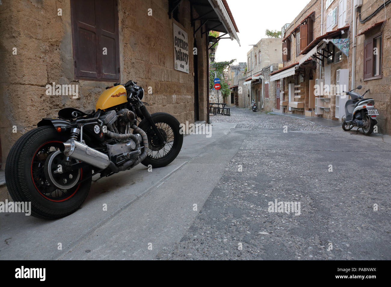 Harley davidson motorcycle parked outside hi-res stock photography and ...