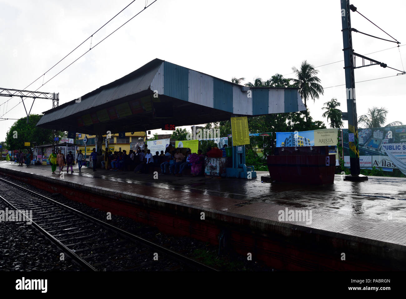 Howrah railway platform hi-res stock photography and images - Alamy