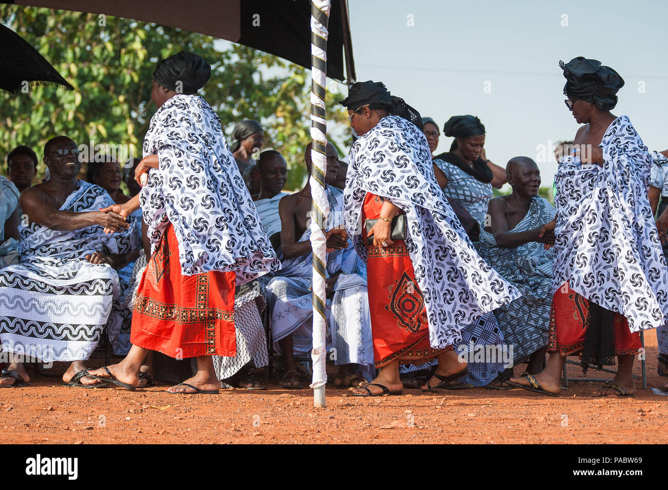 Ghana people in tribal dress hi-res stock photography and images - Alamy
