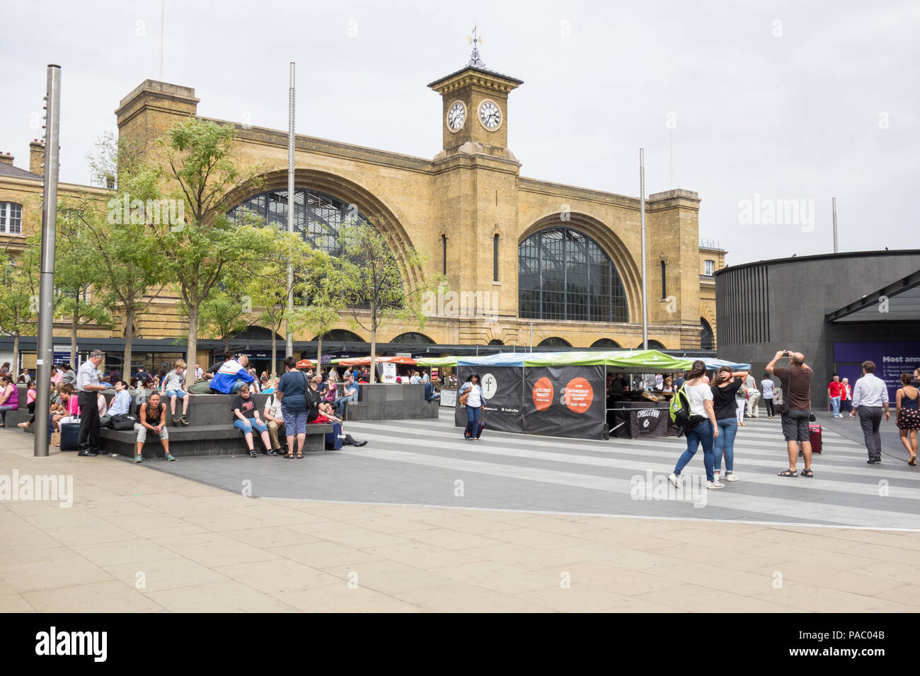 Kings cross station facade hi-res stock photography and images - Alamy