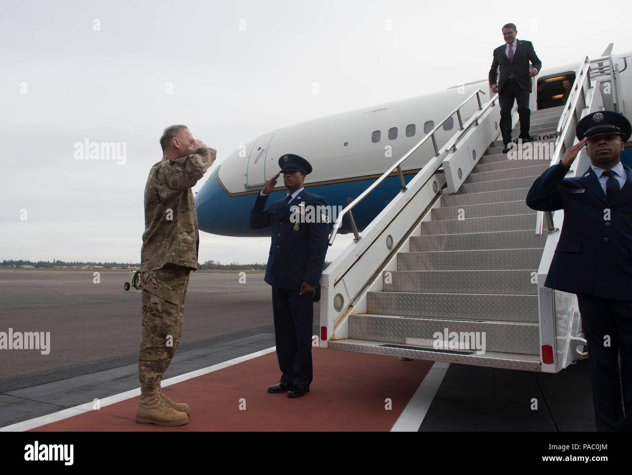 Secretary of Defense Ash Carter arrives at Joint Base Lewis-McChord ...
