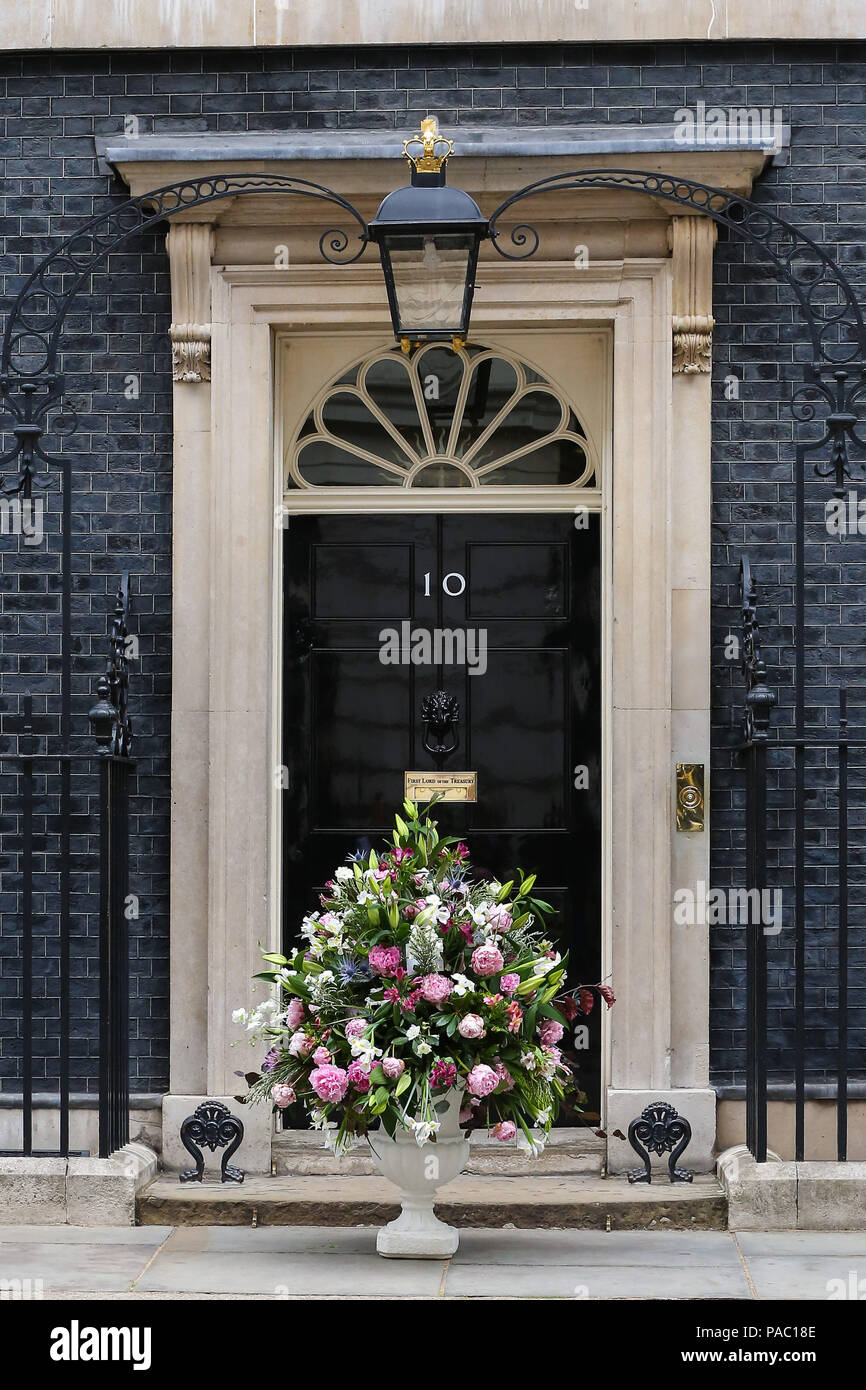 Flowers delivered downing street hi-res stock photography and images ...