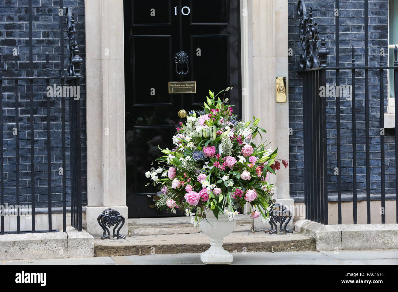 Flowers delivered downing street hi-res stock photography and images ...