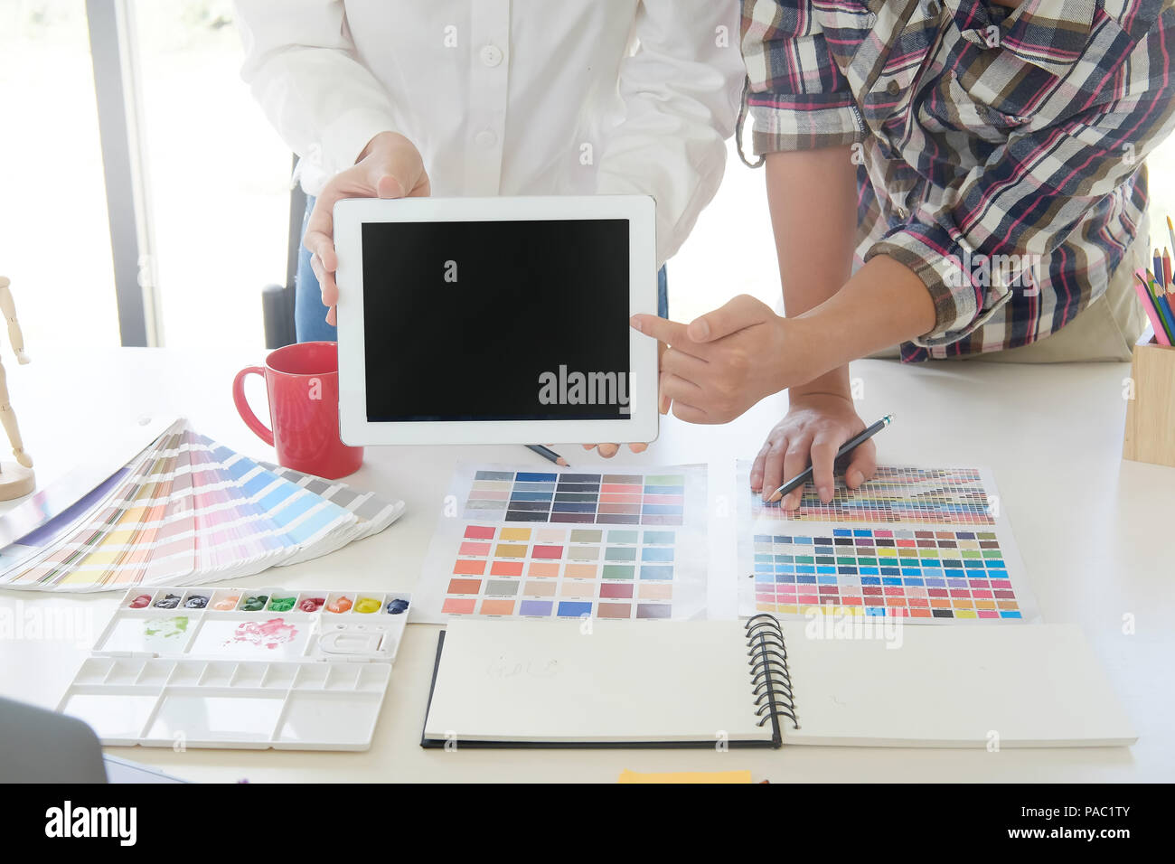 Present something on screen hi-res stock photography and images - Alamy
