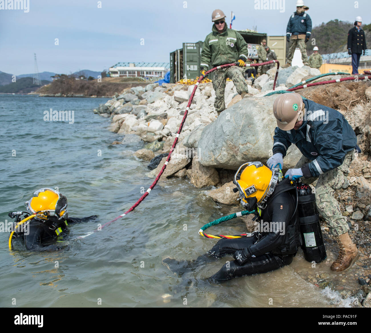 Deep sea diver working hi-res stock photography and images - Alamy