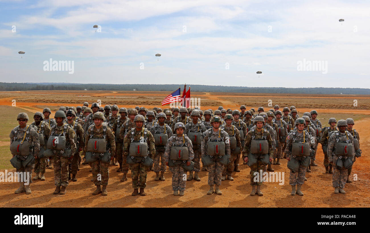 Eighty-two Paratroopers recite the oath of enlistment during a mass ...