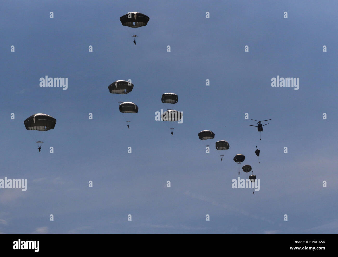 82nd Airborne Division Paratroopers exit from a Ch-47 Chinook 1,500 ...