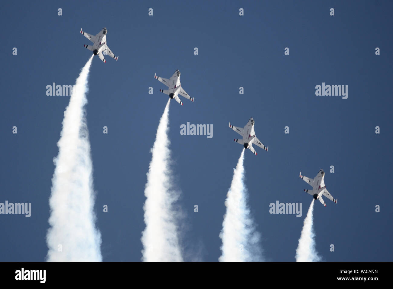 Line abreast loop hi-res stock photography and images - Alamy