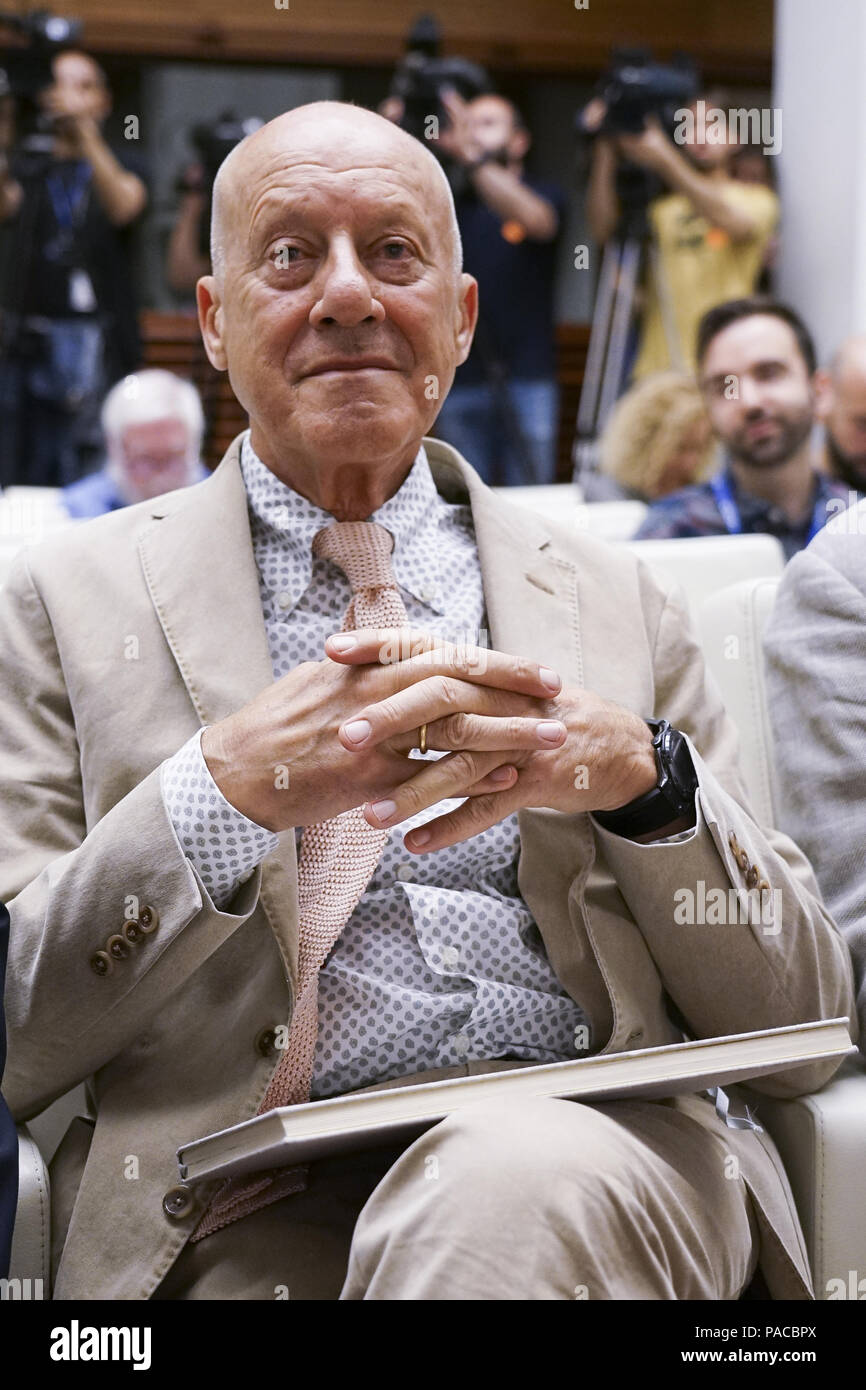 Lord Norman Foster presents a new project by Foster + Partners (F+P ...