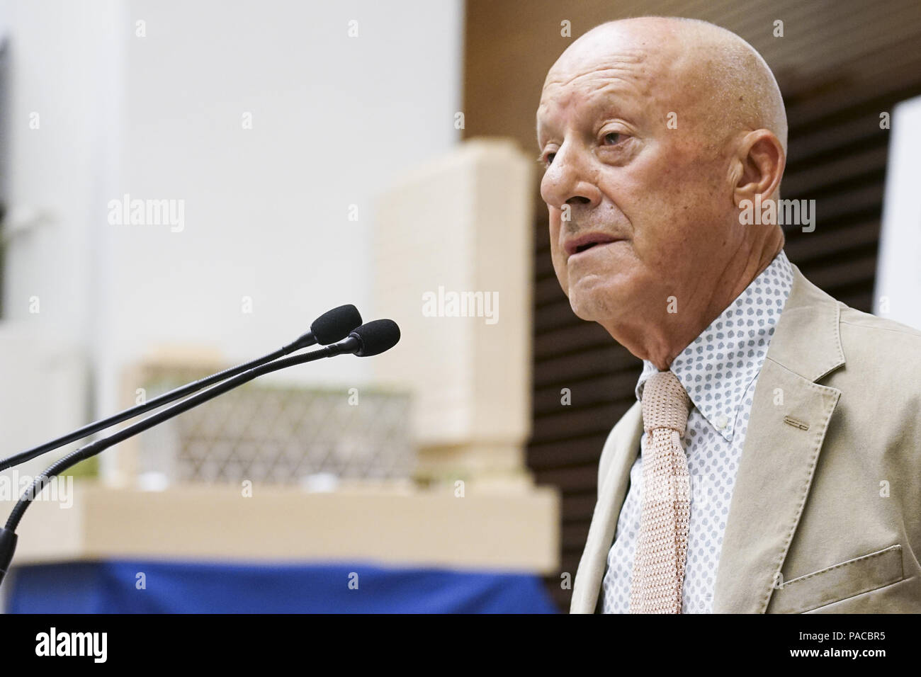 Lord Norman Foster presents a new project by Foster + Partners (F+P ...