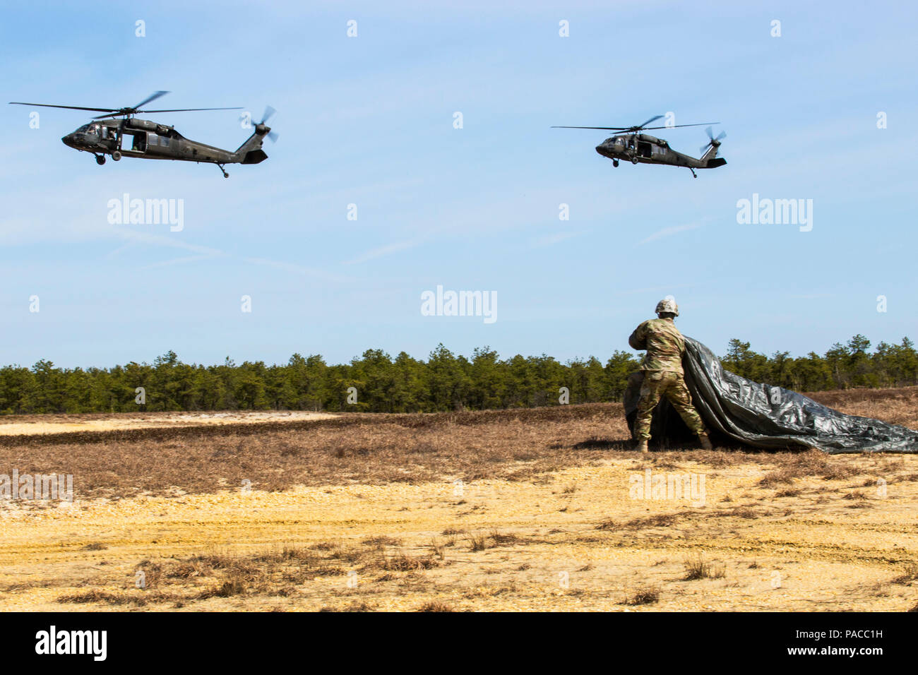 Army soldier jumping from helicopter hi-res stock photography and ...