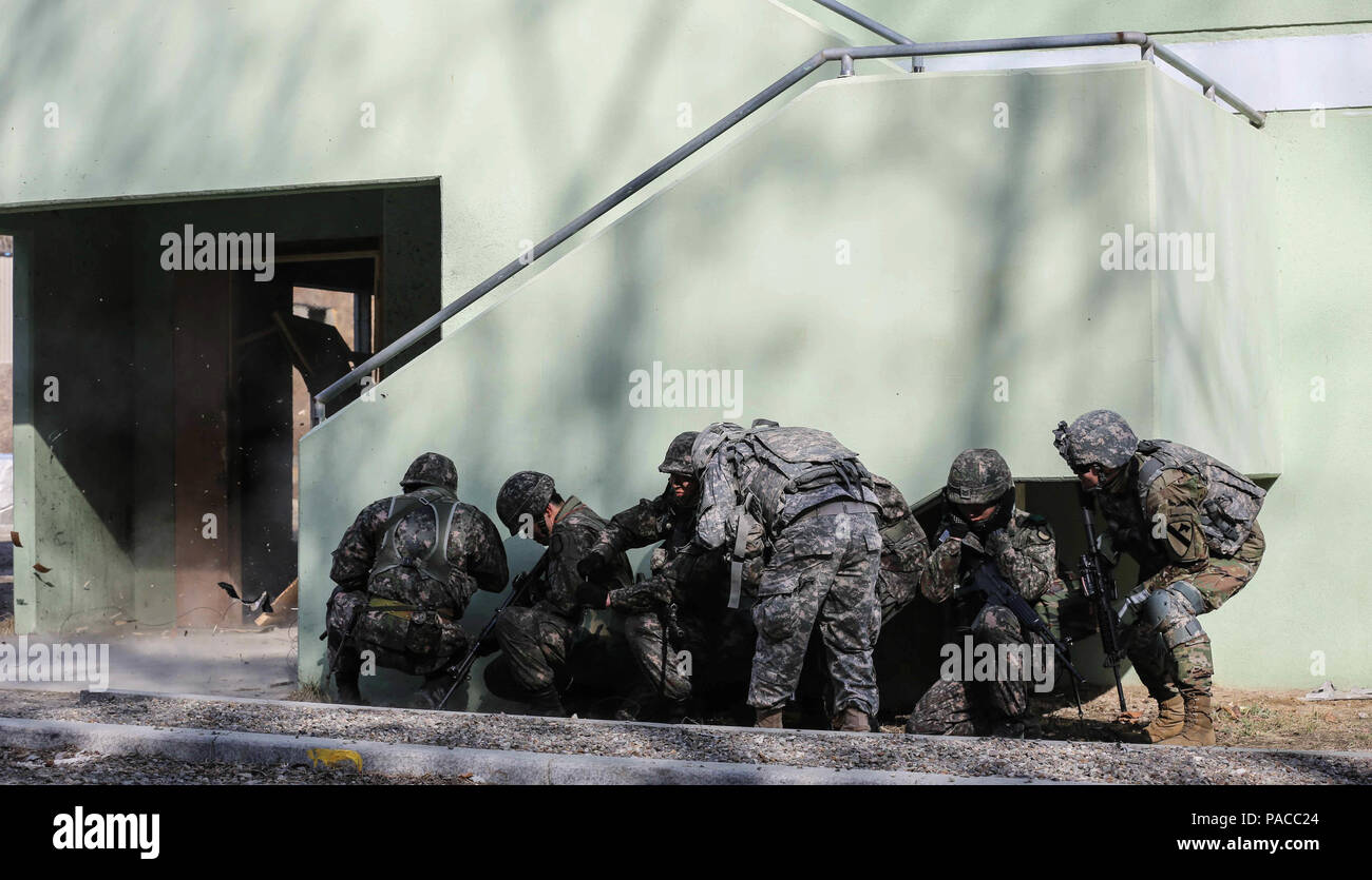 U.S. Soldiers assigned to Bravo Company, 2nd Battalion, 3rd Infantry ...