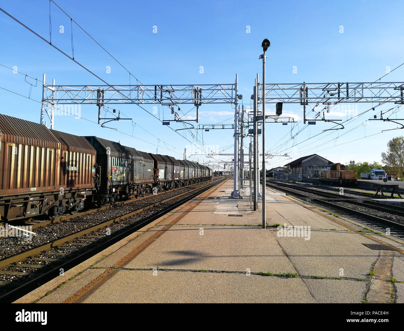 Train tracks perspective view. Transportation mode Stock Photo - Alamy
