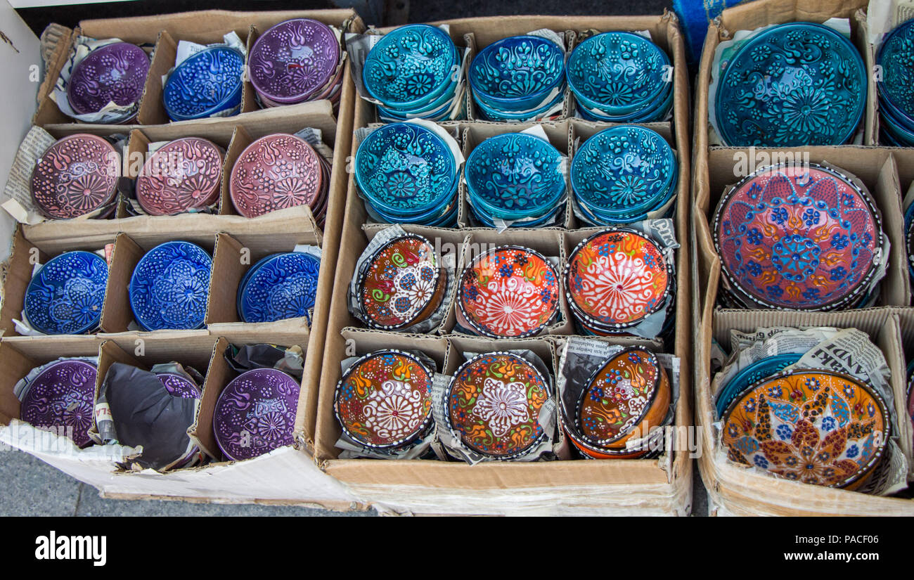 Traditional Turkish ceramic plates in bazaar Stock Photo - Alamy