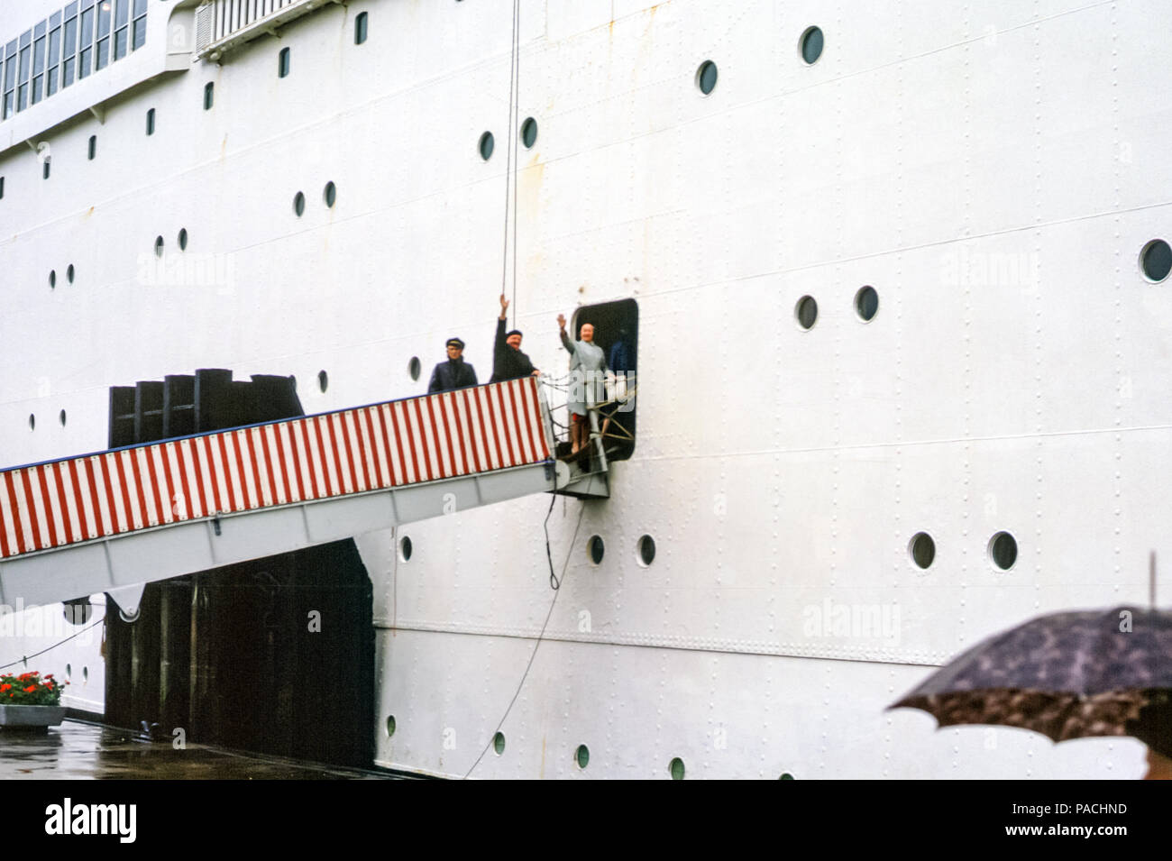Waving goodbye ship hi-res stock photography and images - Alamy