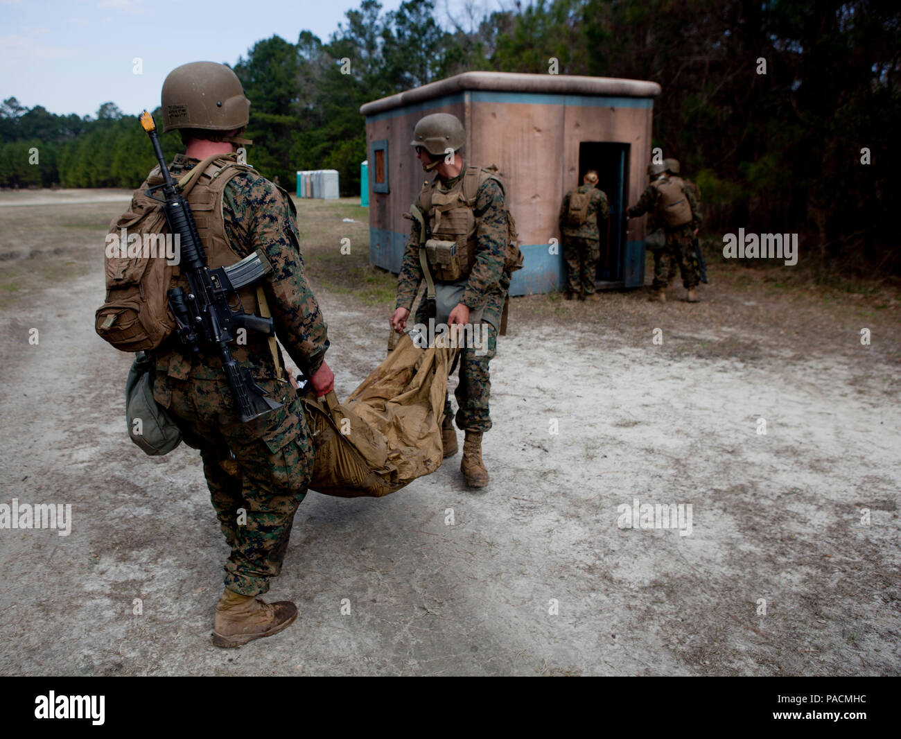 U.S. Navy Corpsmen assigned to Field Medical Training Battalion East ...