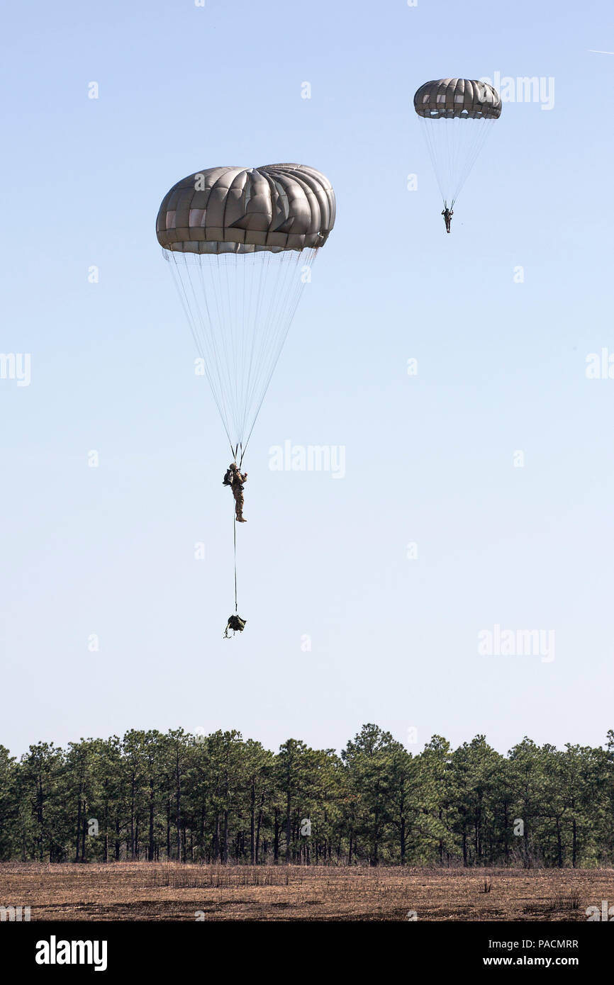 U.S. Army paratroopers assigned to the U.S. Army John F. Kennedy ...