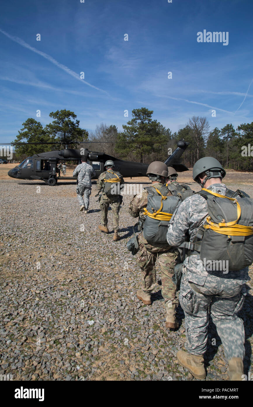 U.S. Army paratroopers assigned to the U.S. Army John F. Kennedy ...