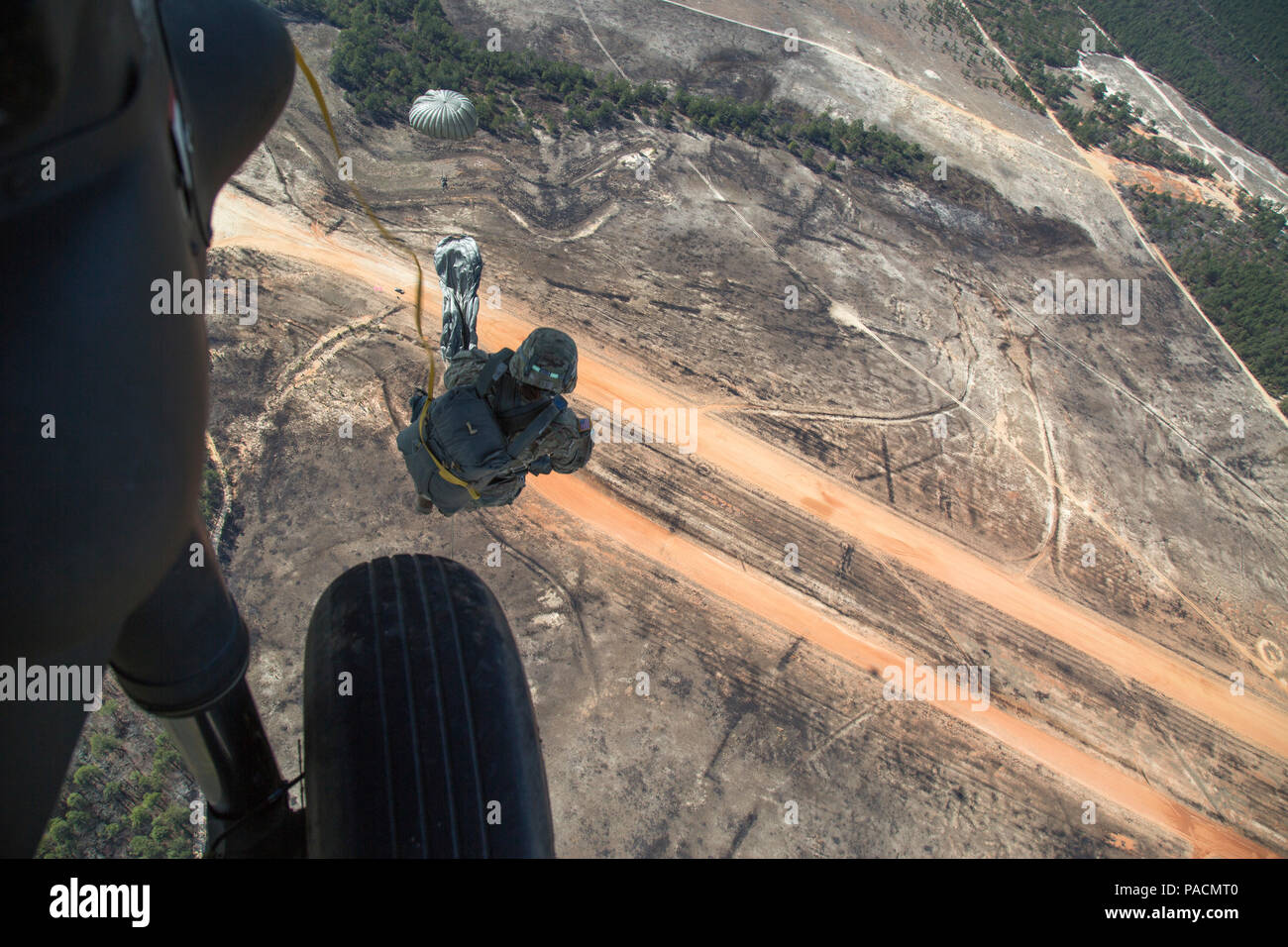 U.S. Army paratroopers assigned to the U.S. Army John F. Kennedy ...