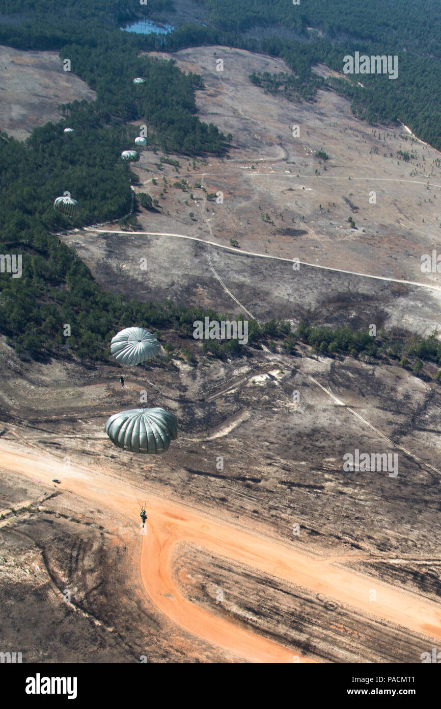 U.S. Army paratroopers assigned to the U.S. Army John F. Kennedy ...