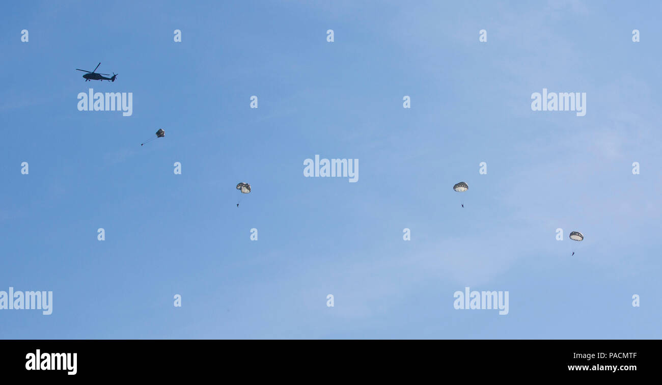 U.S. Army paratroopers assigned to the U.S. Army John F. Kennedy ...