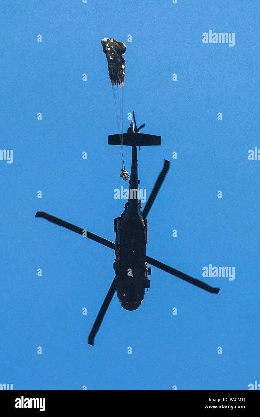U.S. Army paratroopers assigned to the U.S. Army John F. Kennedy ...