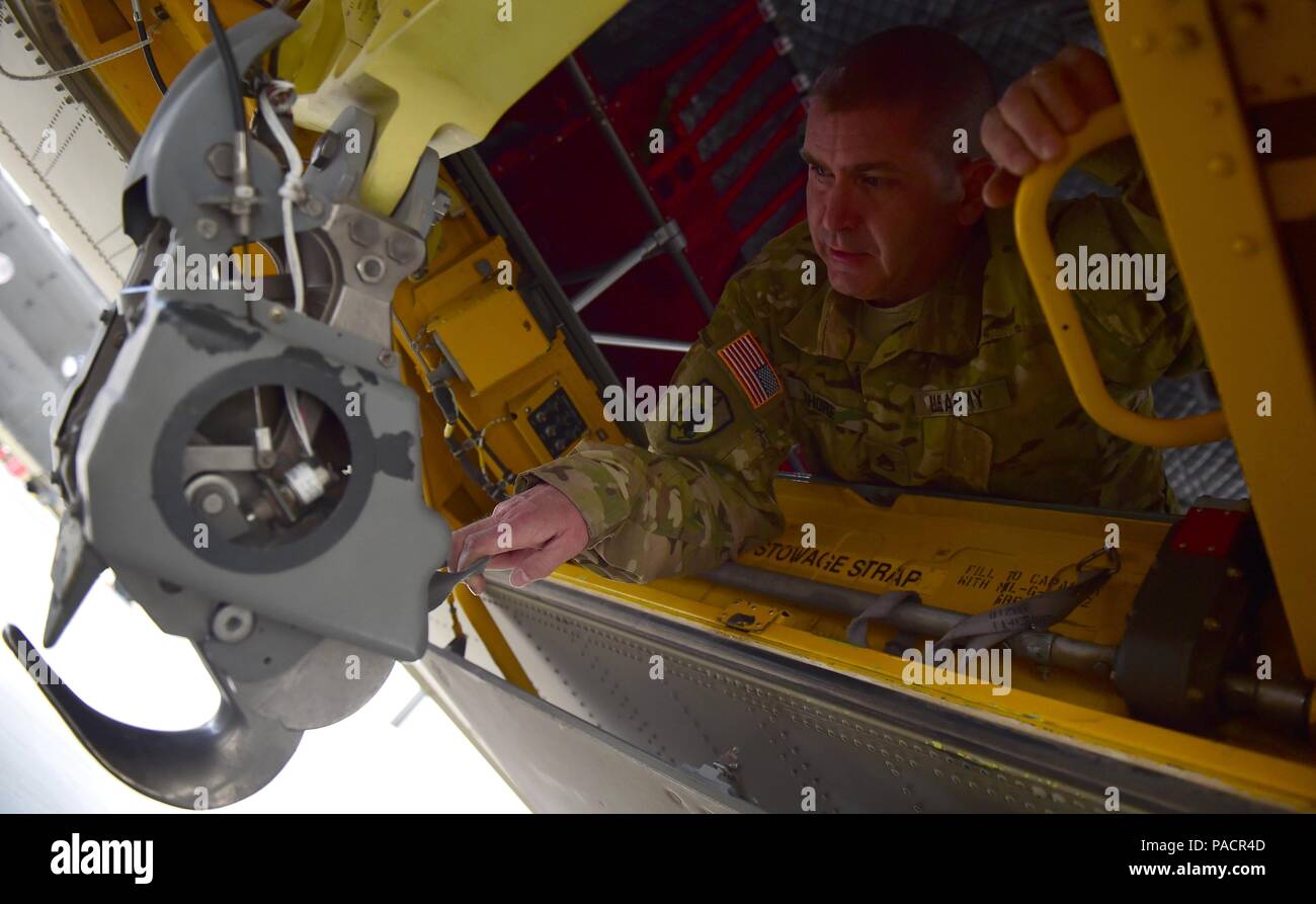 U.S. Army Staff Sgt. Wade Shore, Colorado Army National Guard CH-47 ...