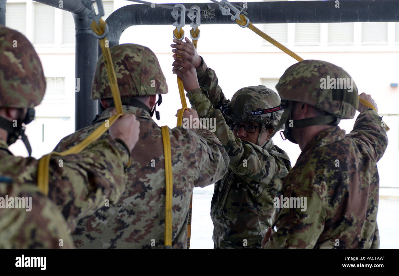 Female jumpmaster hi-res stock photography and images - Alamy
