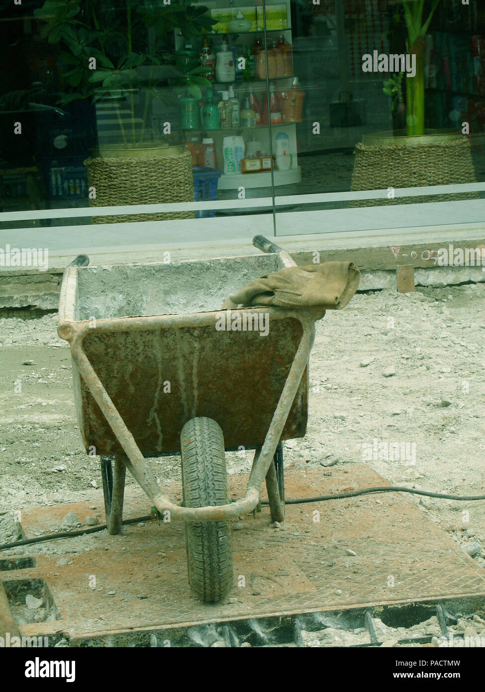 Wheelbarrow, Reform, Paulista Avenue, São Paulo, Brazil Stock Photo - Alamy