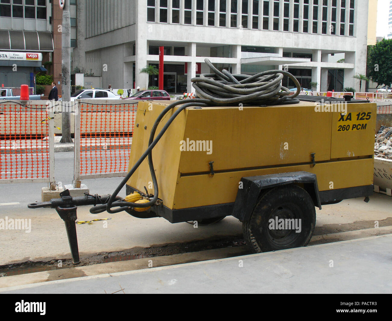 Yellow air compressor hose hi-res stock photography and images - Alamy