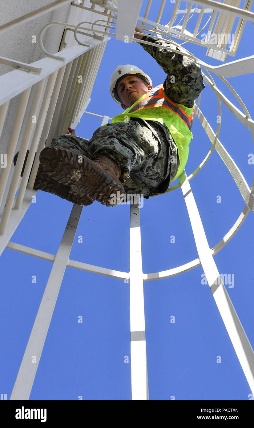 CORPUS CHRISTI, Texas (Aug. 29, 2017) Ens. Derek Schmitz descends a ...
