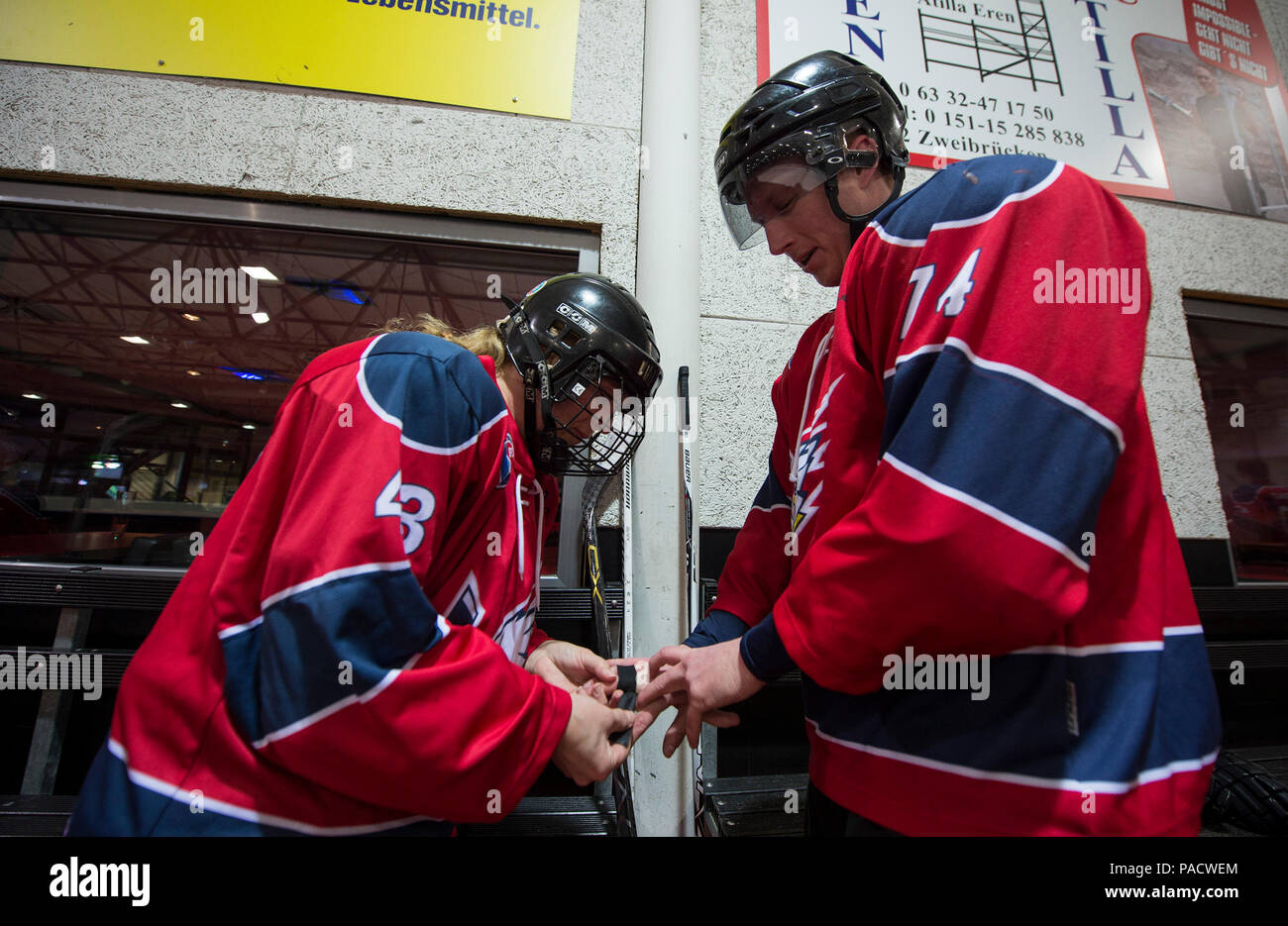 Hockey goalie padding hi-res stock photography and images - Alamy
