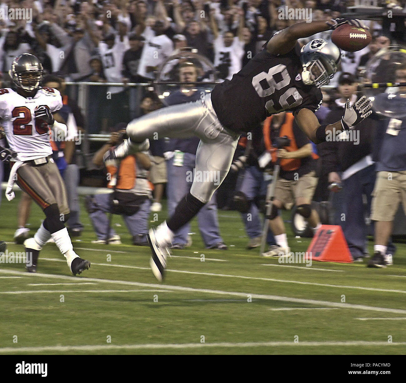 Oakland raiders tampa bay buccaneers football athlete hi-res stock ...