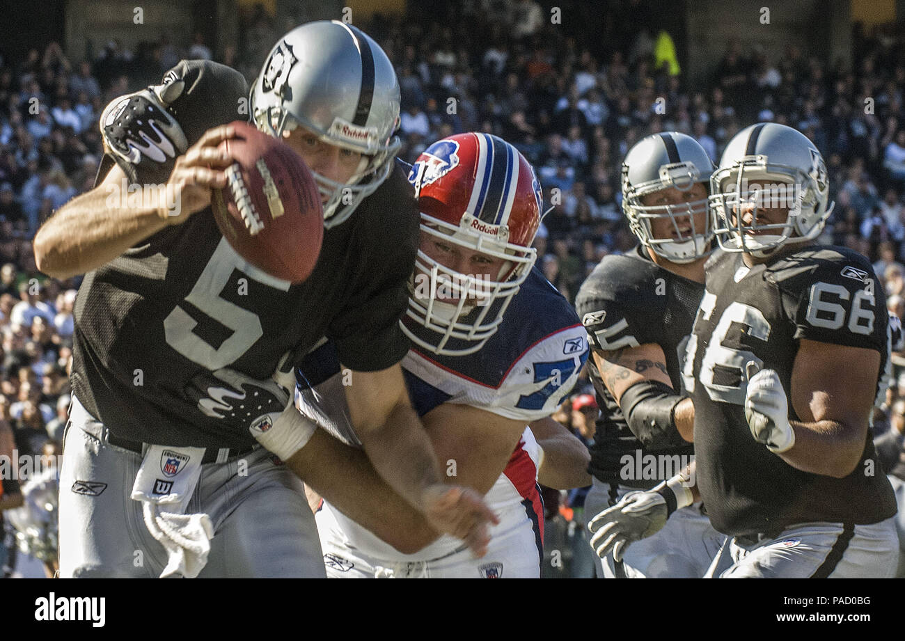 Oakland, California, USA. 23rd Oct, 2005. Buffalo Bills defensive ...