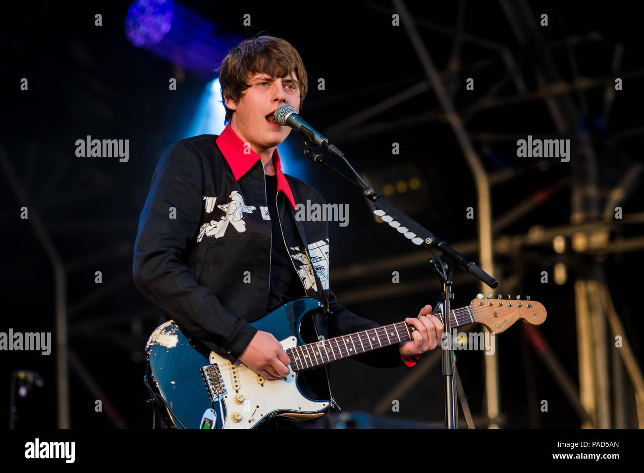 Jake bugg guitar hi-res stock photography and images - Alamy