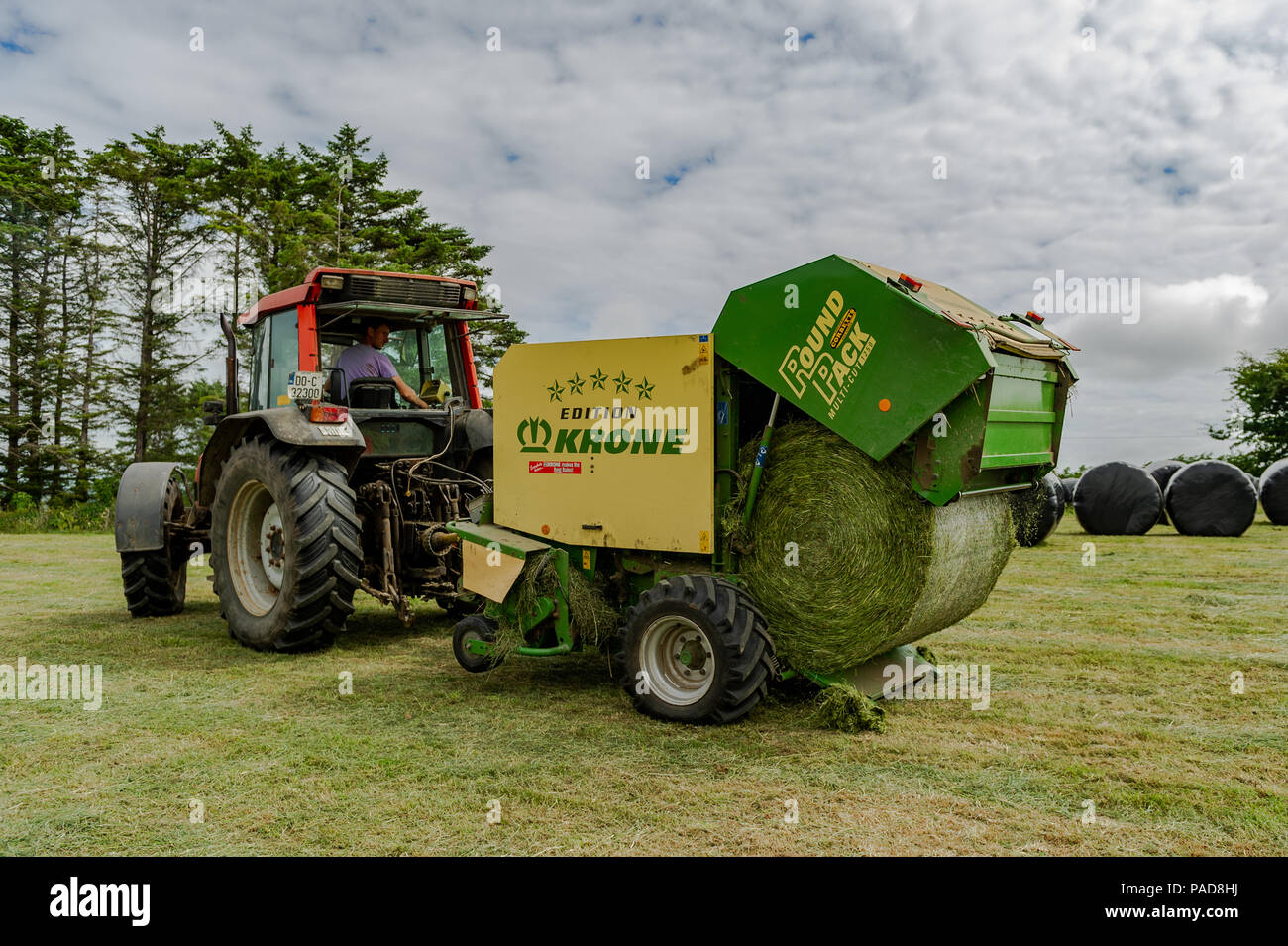 Bails of hay ireland hi-res stock photography and images - Alamy