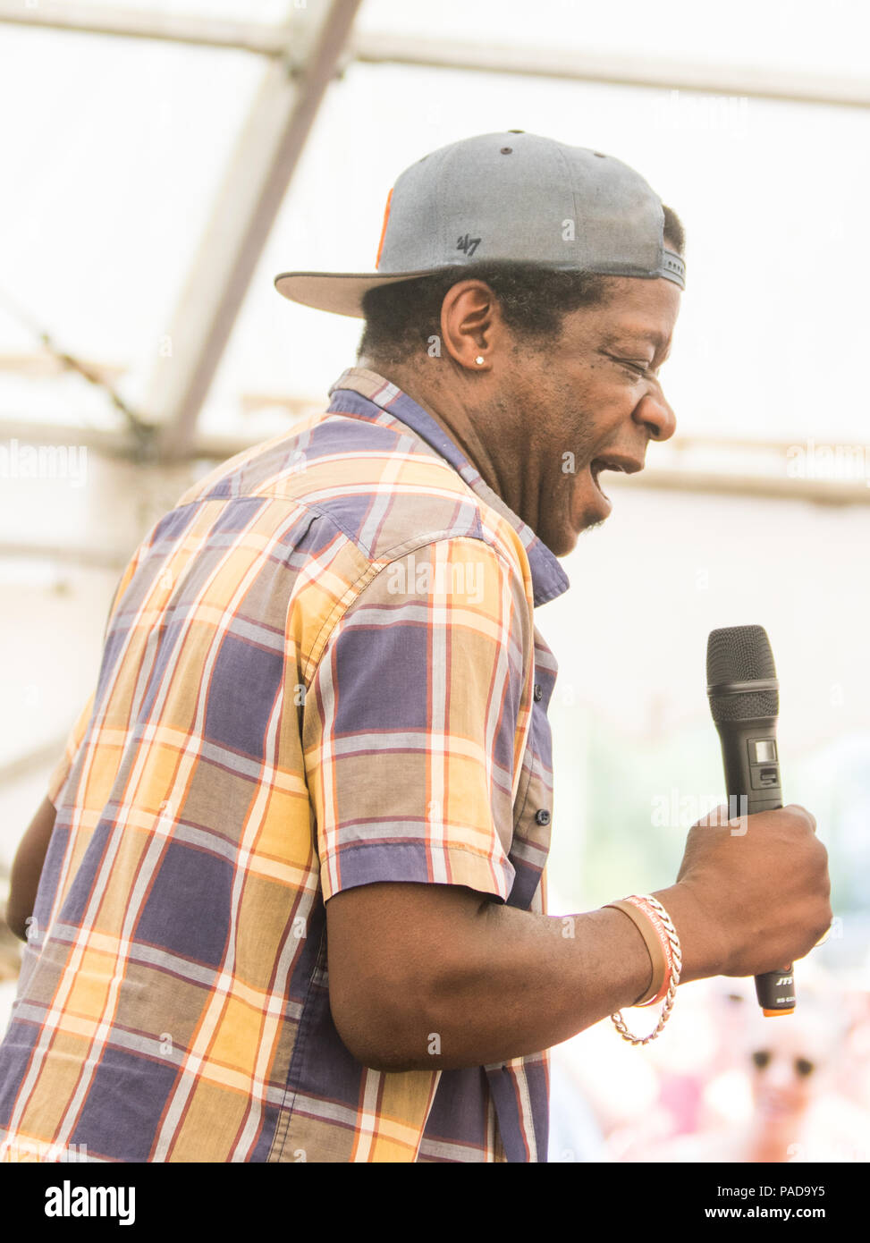 Stand up comedian crowd hi-res stock photography and images - Alamy