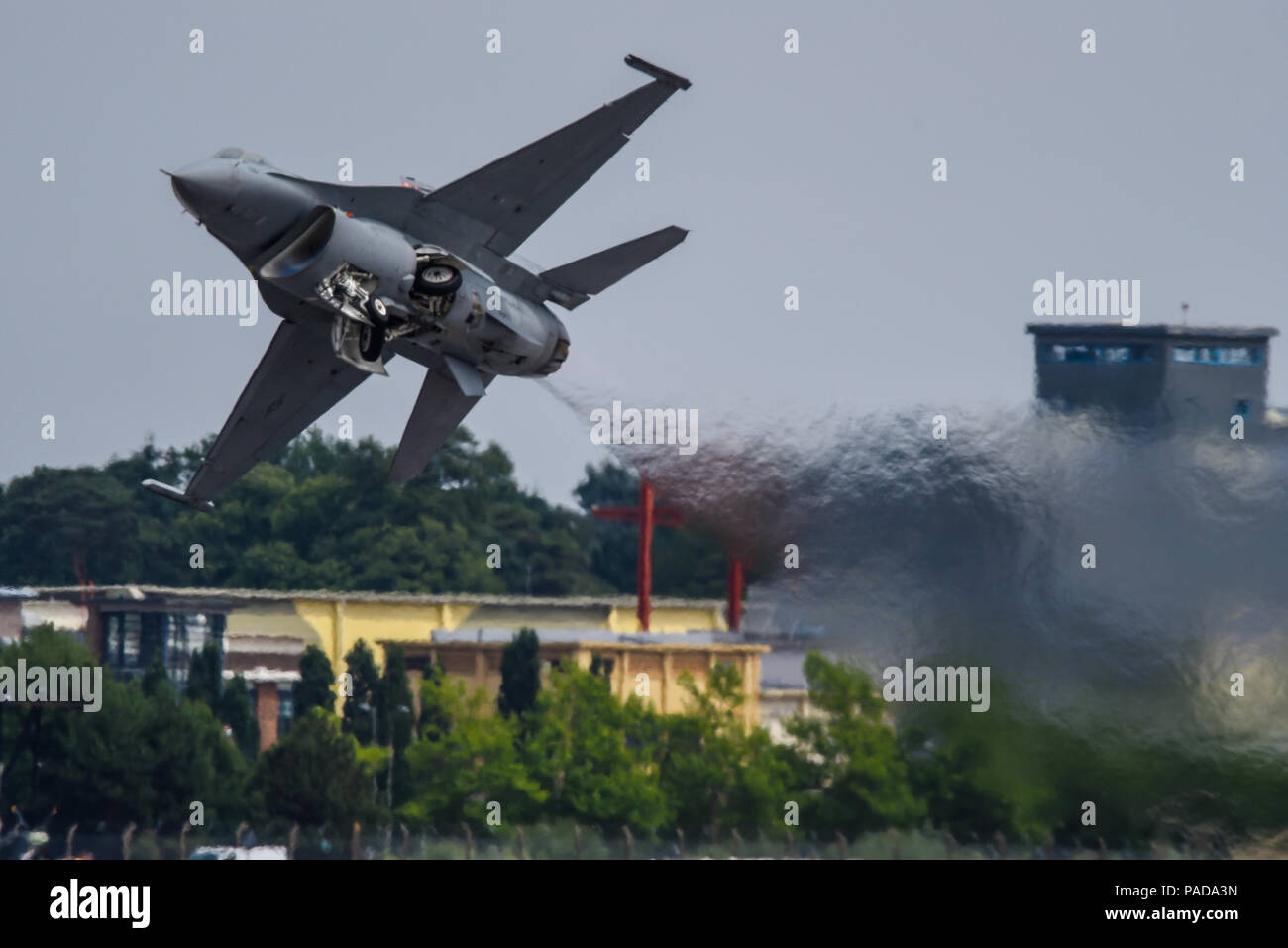 Lockheed Martin F-16 Fighting Falcon fighter jet plane of the US Air ...