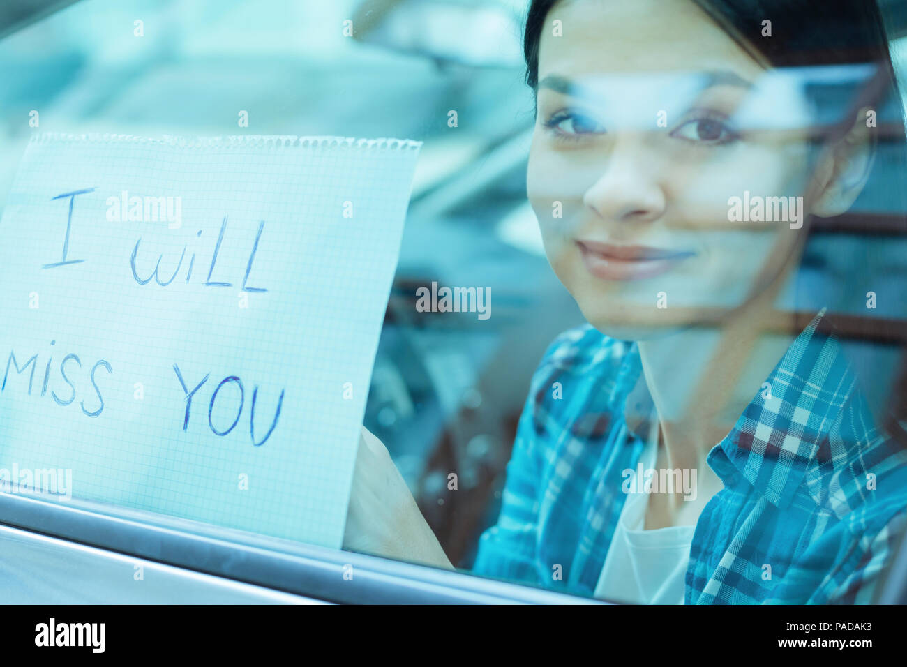 Pretty woman showing a cute note Stock Photo - Alamy