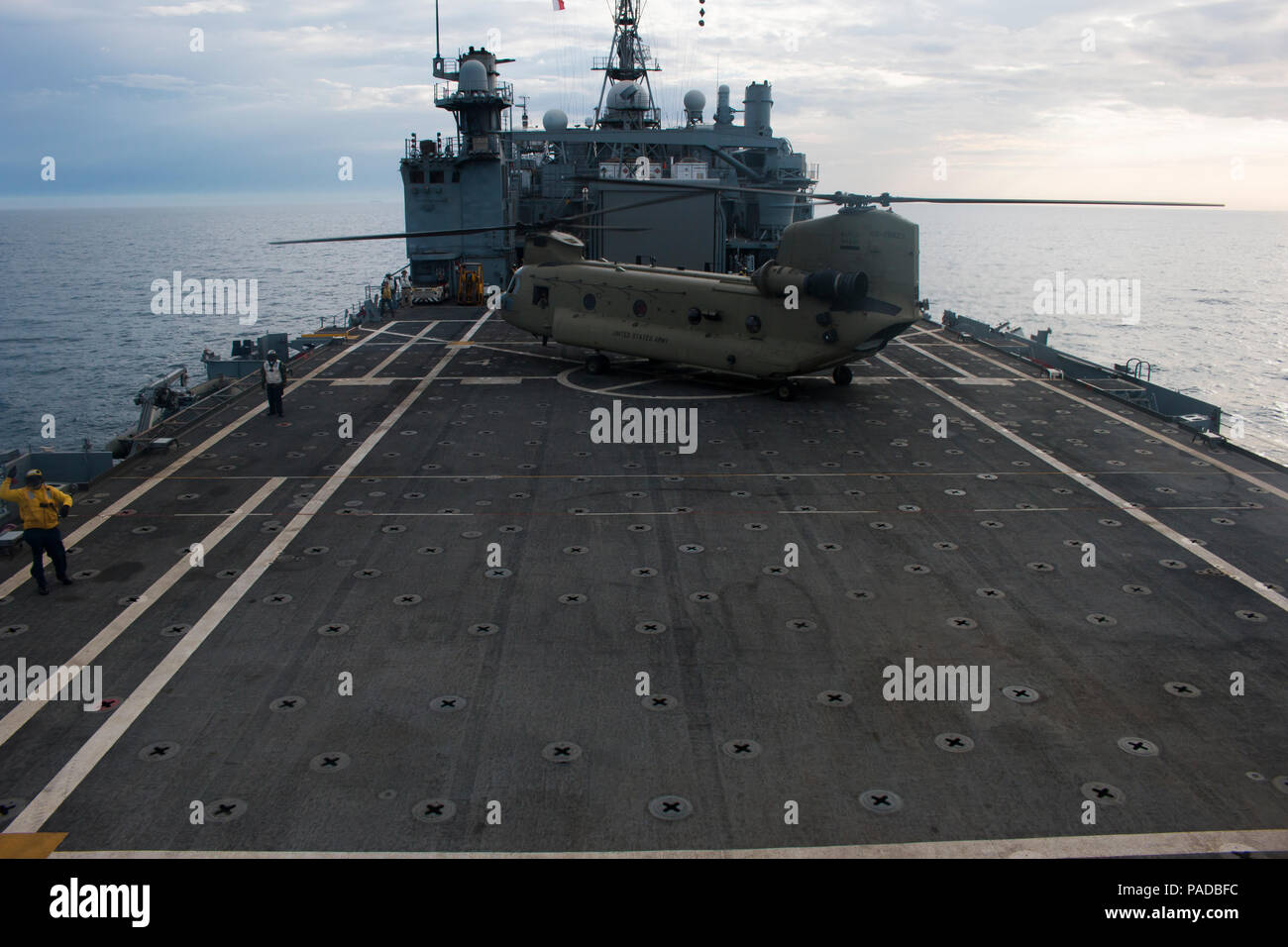 An Army National Guard Ch-47 Chinook helicopter from Company B, 1st ...
