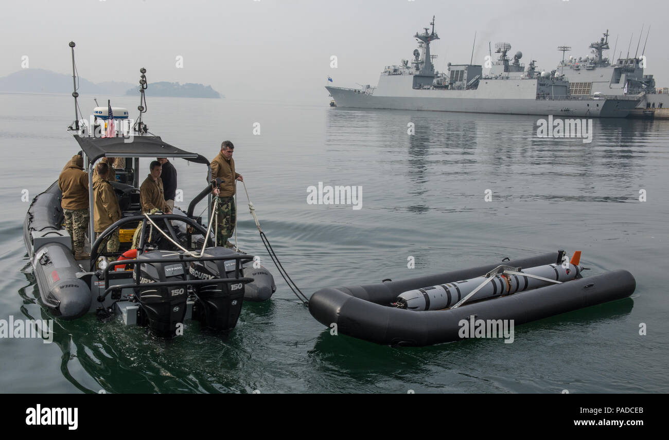 U.S. Navy Sailors with Explosive Ordnance Disposal Mobile Unit (EODMU ...