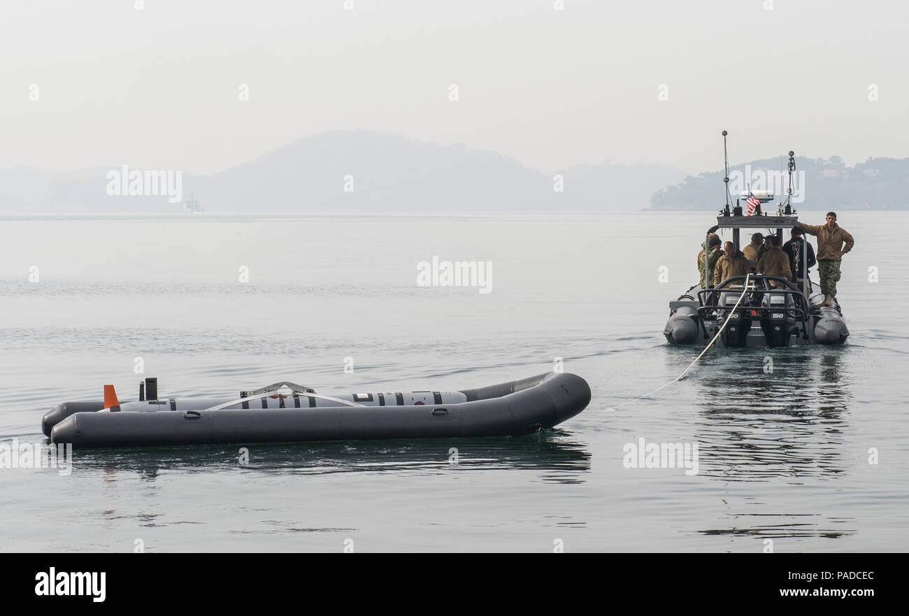 U.S. Navy Sailors with Explosive Ordnance Disposal Mobile Unit (EODMU ...