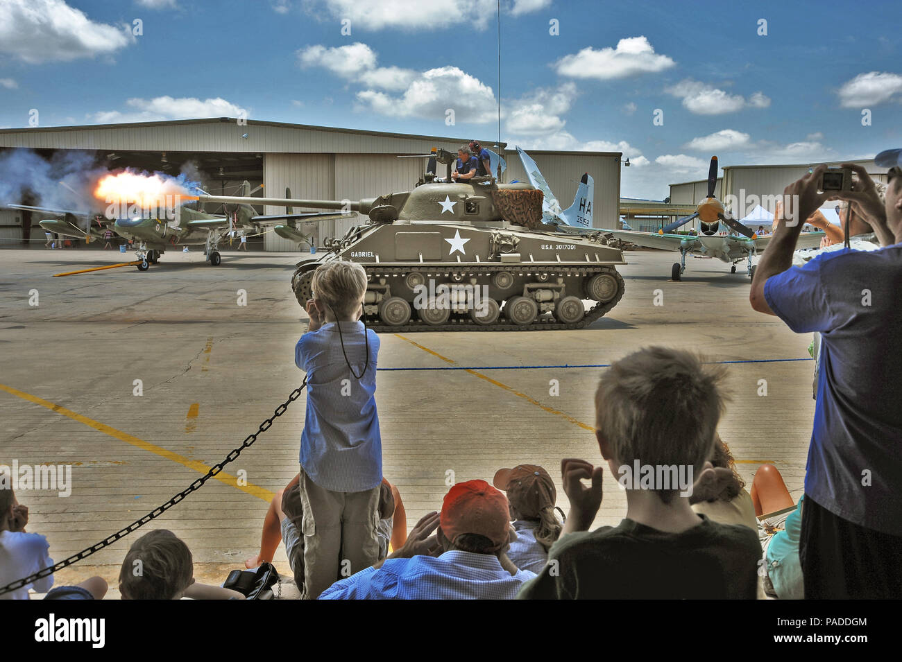 Tank firing hi-res stock photography and images - Alamy