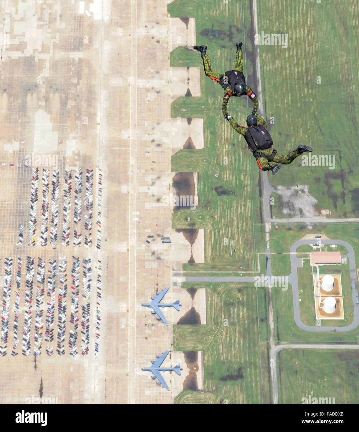 Members canadian skyhawks parachute team hi-res stock photography and ...